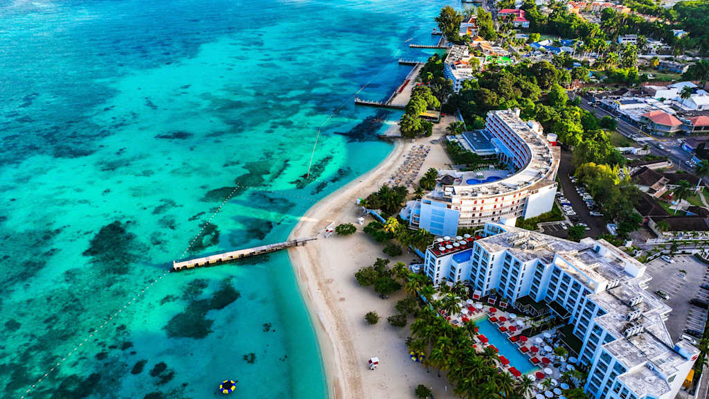 Jamaica_Montego_Bay_Shoreline_WestJet_Vacations.jpg